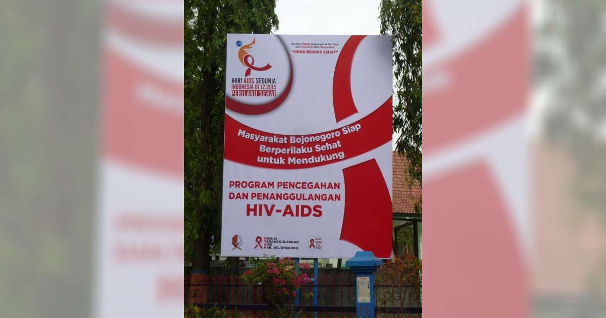 Diperingati dengan Bagi-Bagi Bunga dan Selebaran Bahaya AIDS ...