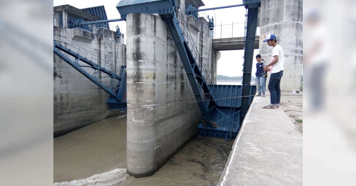 Asyiknya Isi Liburan dengan Mancing di Bendung Gerak | BeritaBojonegoro.com