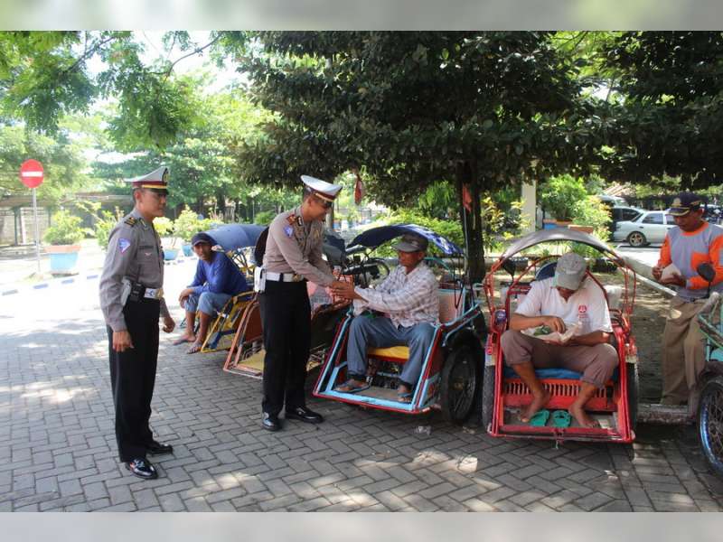 Sambil Berbagi Nasi, Sat Lantas Polres Bojonegoro Sampaikan Imbauan Tertib Berlalu Lintas ...