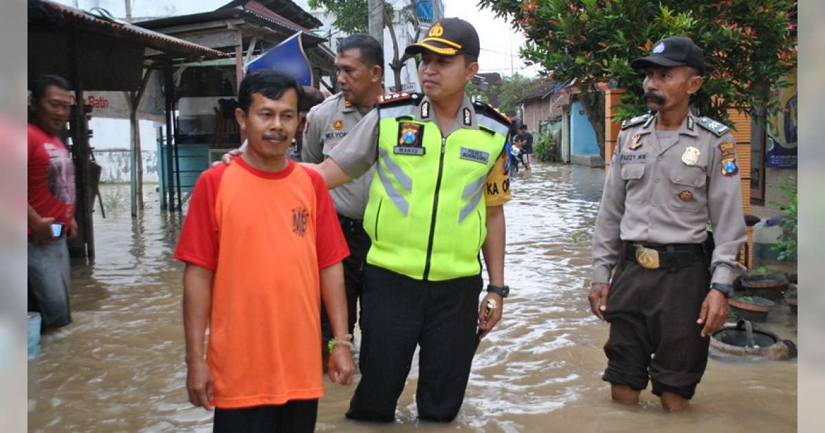 Kapolres Bojonegoro Bersama Forpimda Tinjau Warga Terdampak Banjir Bengawan Solo ...