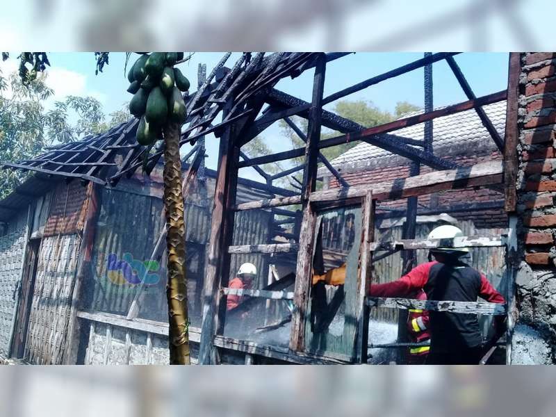 Kebakaran Hanguskan Rumah Milik Warga Kepohbaru, Kerugian Capai Rp 100 Juta | BeritaBojonegoro.com