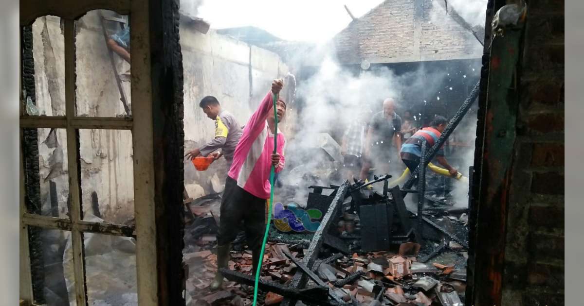 Diduga Akibat Korsleting Listrik, Rumah Milik Warga Trucuk Bojonegoro Ludes Terbakar ...