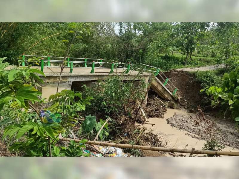 Diterjang Banjir Bandang, Jembatan di Ngambon Bojonegoro Putus, Warga 3 Dukuhan Terisolir ...