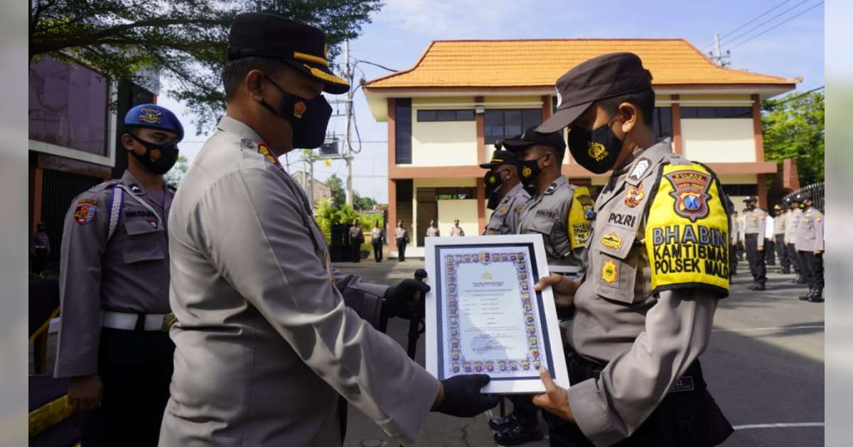 Kapolres Bojonegoro Beri Penghargaan 3 Personel yang Berprestasi ... Kapolres Bojonegoro Beri Penghargaan 3 Personel yang Berprestasi ...
