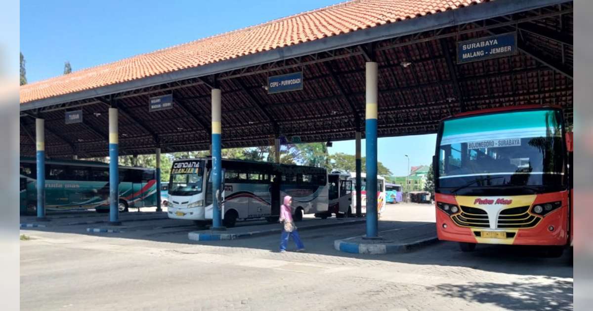 PPKM Darurat COVID-19, Penumpang di Terminal Rajekwesi Bojonegoro Sepi ...