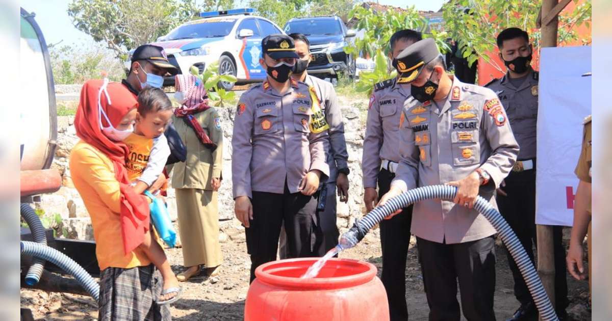 Polres Tuban Kirim Bantuan Air Bersih pada Warga Terdampak Kekeringan di Desa Ngandong ...