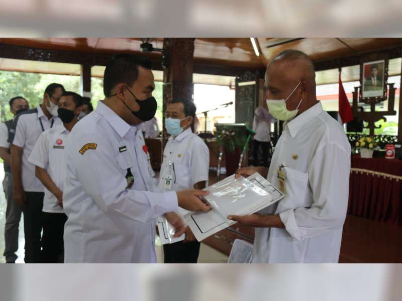 Serahkan 82 SK Pensiun, Bupati Blora Pesan Pensiunan PNS Tetap ... Serahkan 82 SK Pensiun, Bupati Blora Pesan Pensiunan PNS Tetap ...