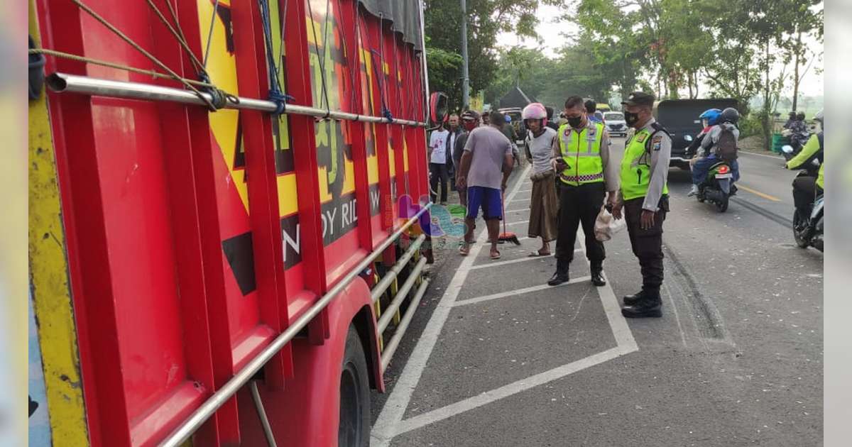Truk Tabrak 2 Motor di Balen, Bojonegoro, Kedua Pengendara Motor Luka ...