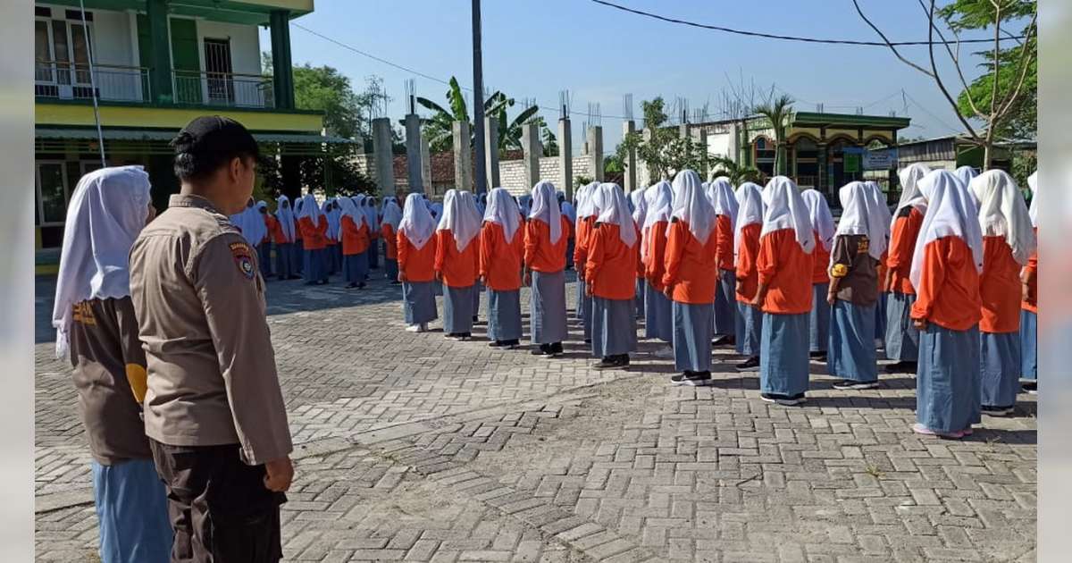 Polisi Berikan Bekal Baris Berbaris pada Santri Ponpes Darussalam ...
