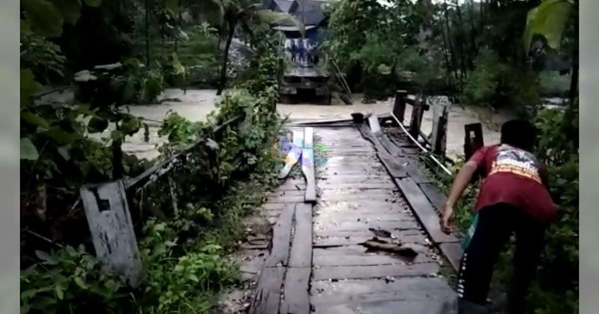 Diterjang Banjir, Jembatan Penghubung di Desa Turi, Kecamatan ...