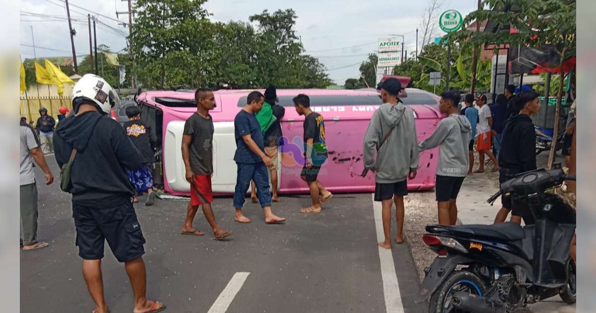 Mobil Rombongan Ziarah Terguling di Balen, Bojonegoro, 6 Orang Luka ...