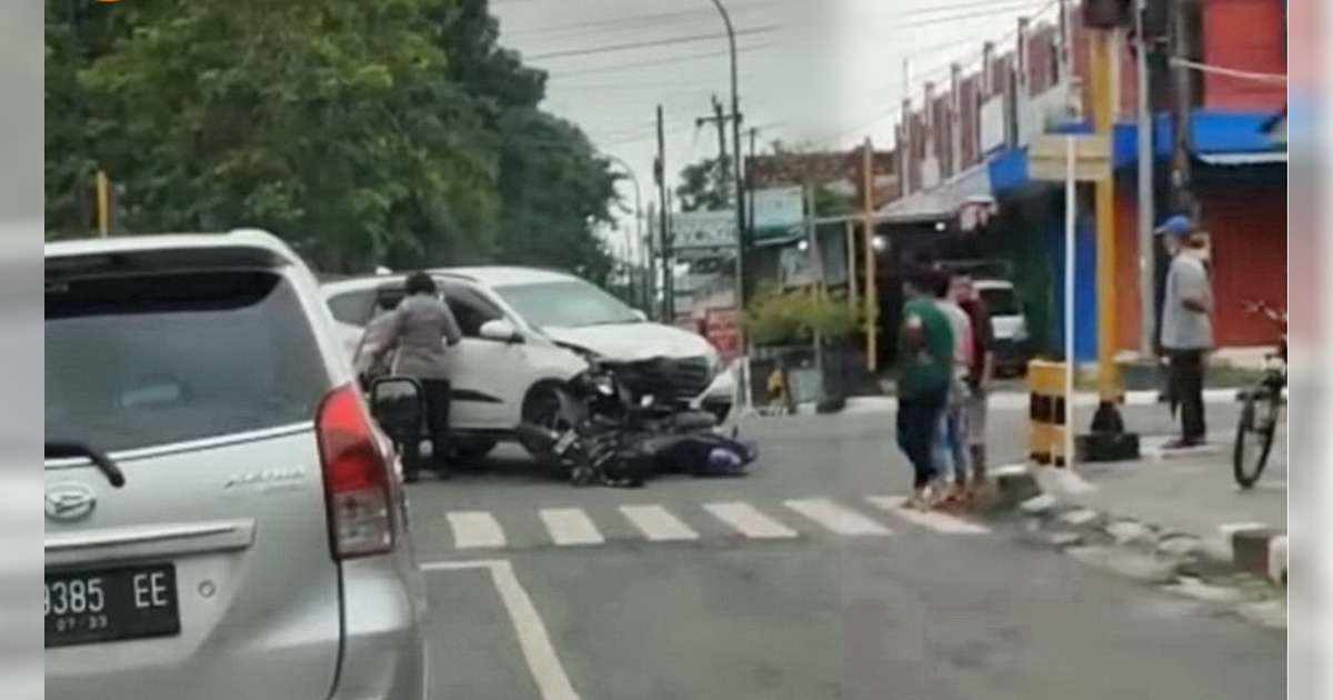 Terobos Lampu Merah, Pemotor di Blora Alami Patah Tulang Setelah Motornya Tabrak Mobil ...