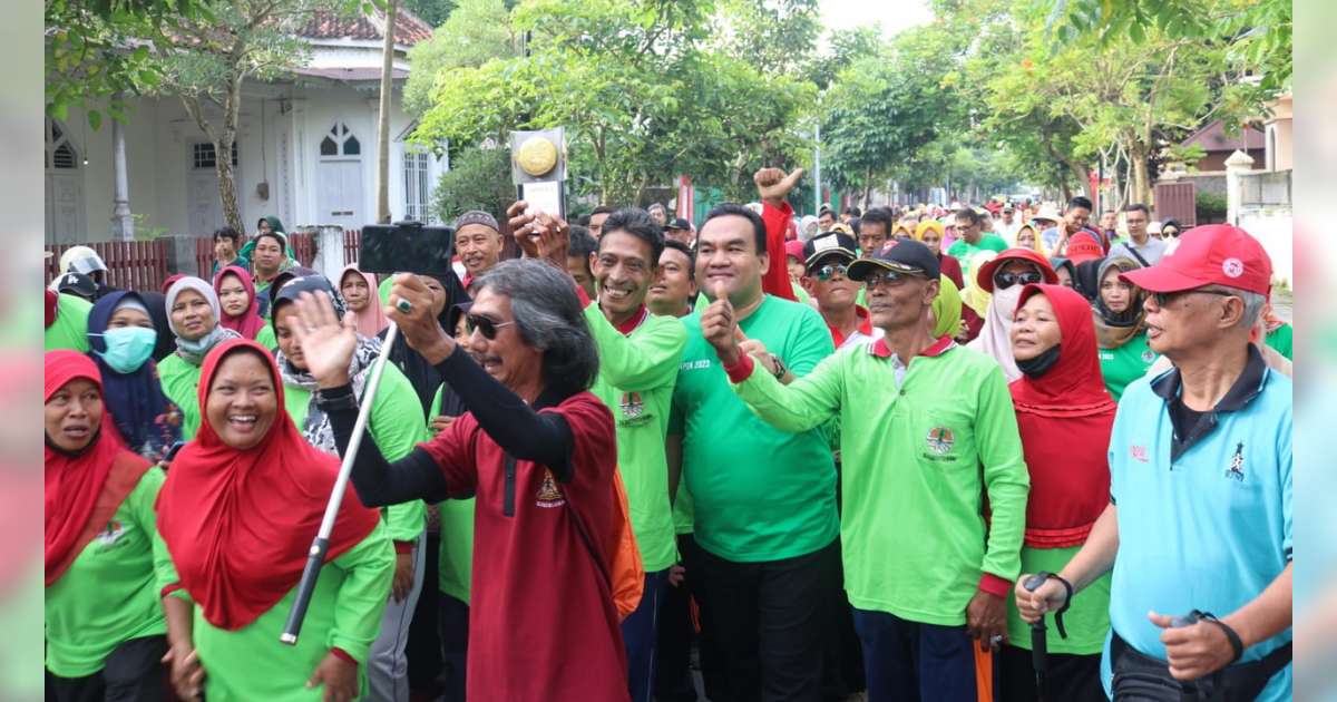Ratusan Petugas Kebersihan di Blora Arak Piala Adipura Keliling Kota ...