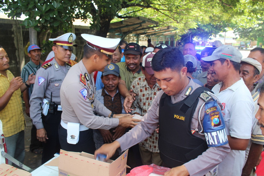 Sambil Berbagi Nasi, Sat Lantas Polres Bojonegoro Sampaikan Imbauan Tertib Berlalu Lintas ...