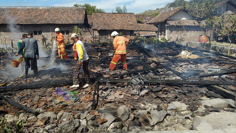 Diduga Akibat Korsleting Listrik, 2 Rumah Milik Warga Gondang Bojonegoro Ludes Terbakar ...