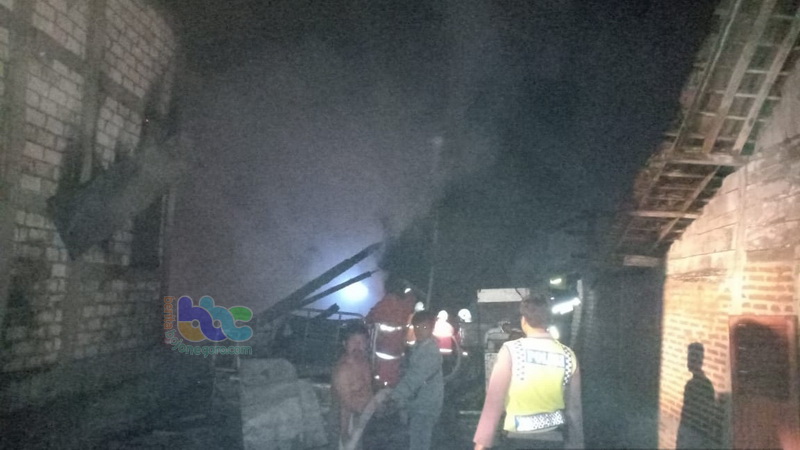 Diduga Akibat Korsleting Listrik, 2 Rumah di Sumberrejo Bojonegoro Hangus Terbakar ...