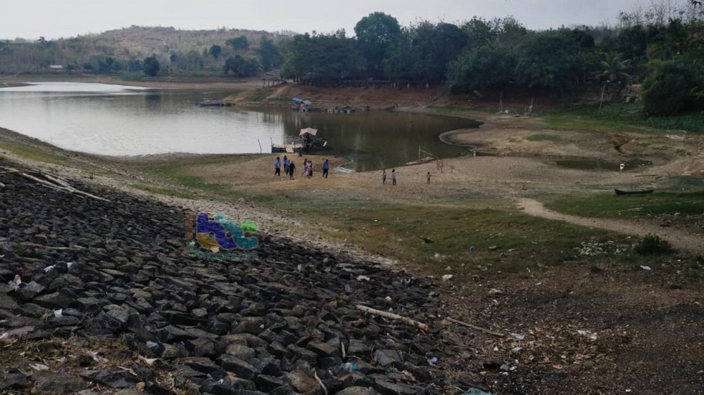 Kemarau Panjang, Waduk Tempuran Blora Mulai Mengering ...
