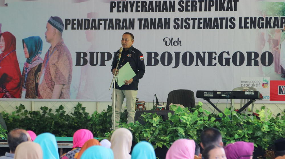 Bupati Bojonegoro Serahkan Sertifikat PTSL pada Warga Desa Kepohkidul ...