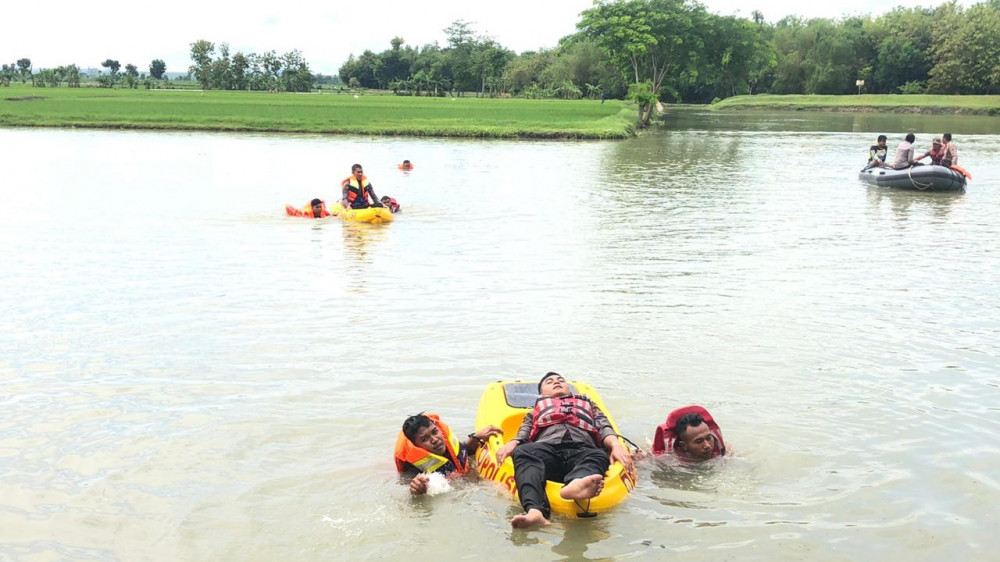 Siaga Bencana Banjir Sat Sabhara Polres Bojonegoro Gelar Latihan Sar