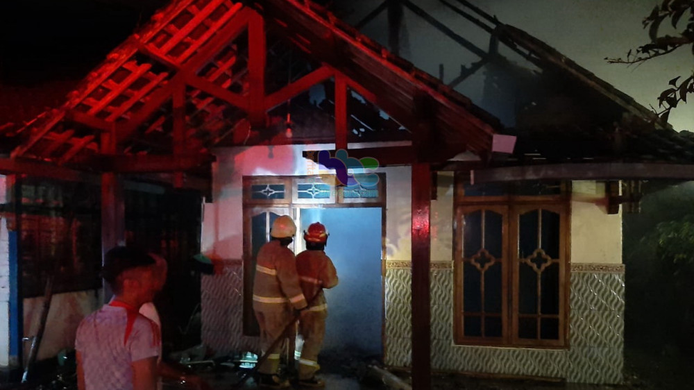 Diduga Akibat Korsleting Listrik, Rumah Warga Sukosewu, Bojonegoro, Ludes Terbakar ...