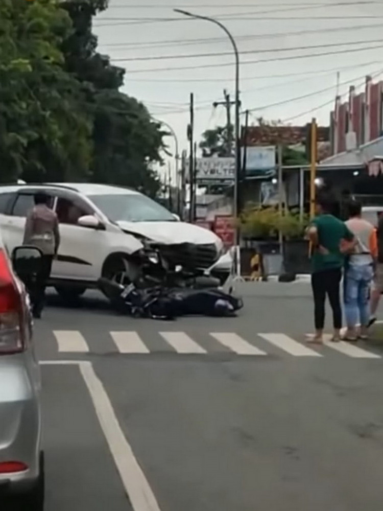 Terobos Lampu Merah, Pemotor di Blora Alami Patah Tulang Setelah Motornya Tabrak Mobil ...