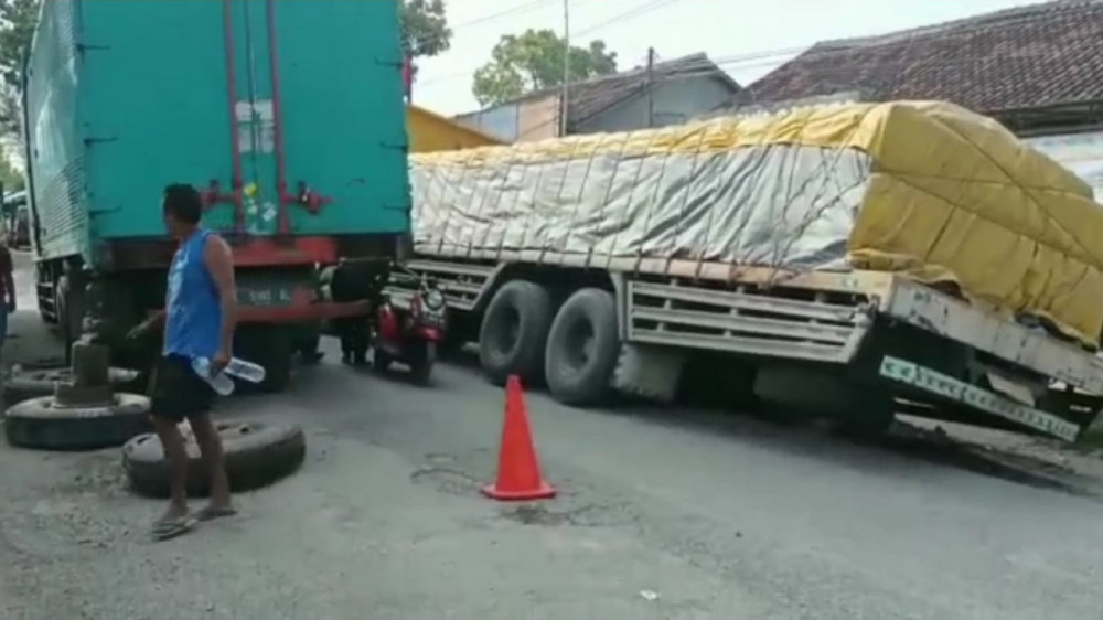 3 Truk Mogok Bersamaan, Jalan Provinsi Blora-Grobogan Tertutup Total | BeritaBojonegoro.com